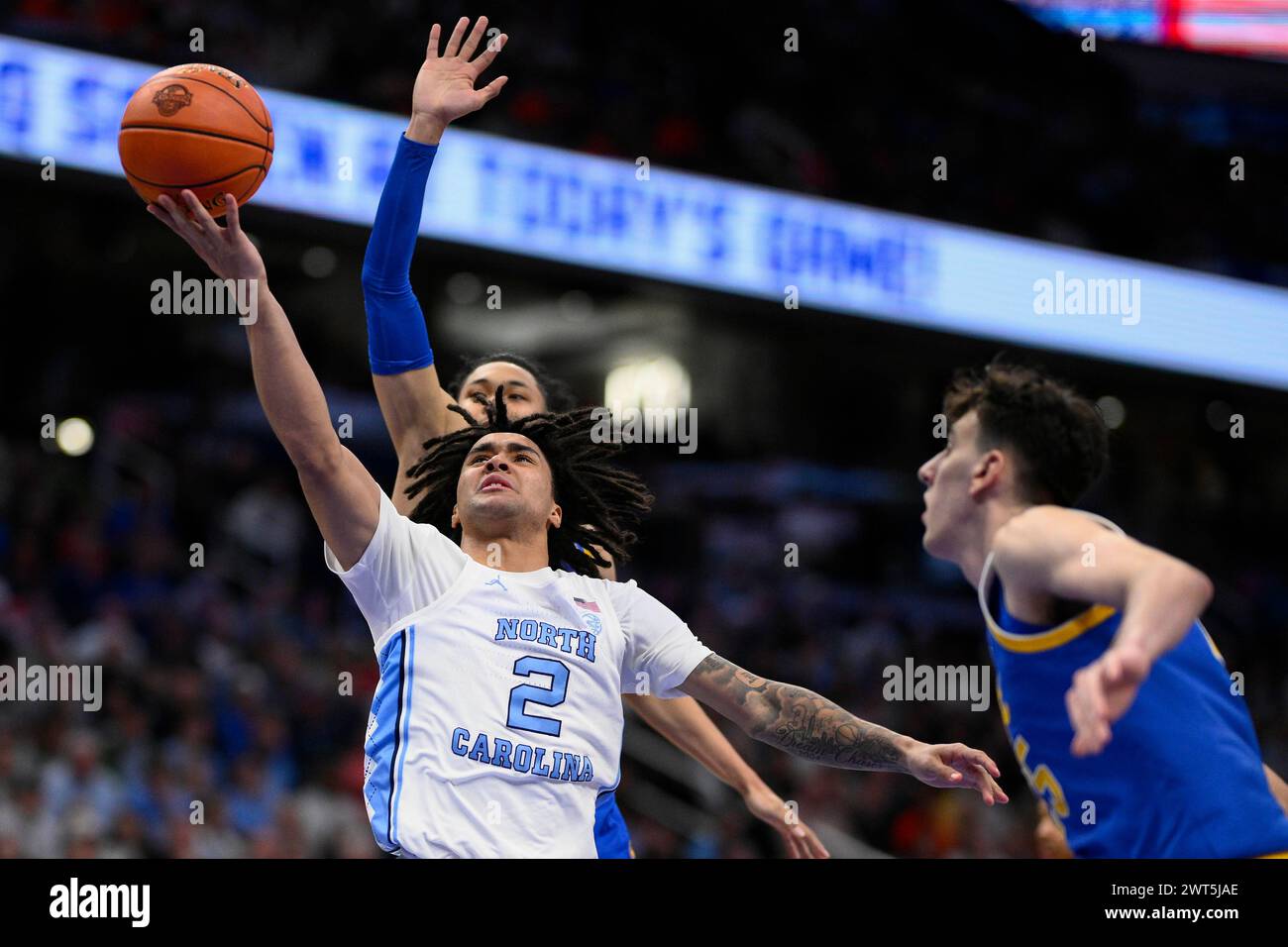 North Carolina guard Elliot Cadeau (2) driving to the basket past ...