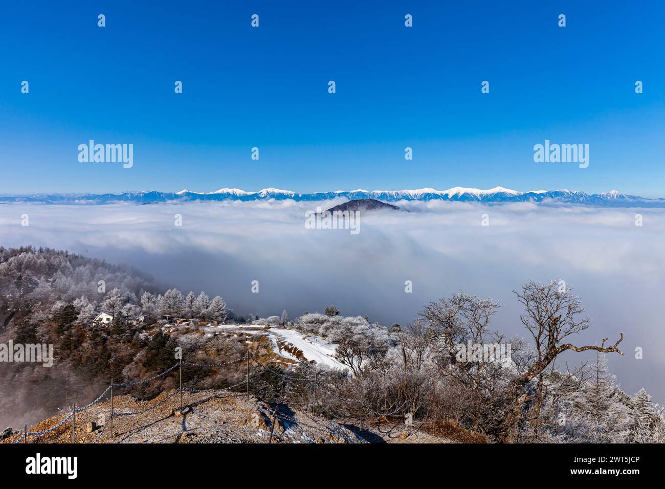Minami alps mountains, view from Mt. Mitsutouge(1785m), Nishikatsura ...