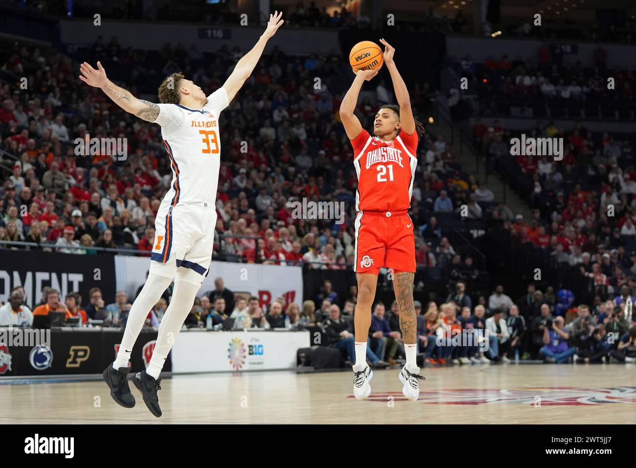 Ohio State forward Devin Royal (21) shoots over Illinois forward ...