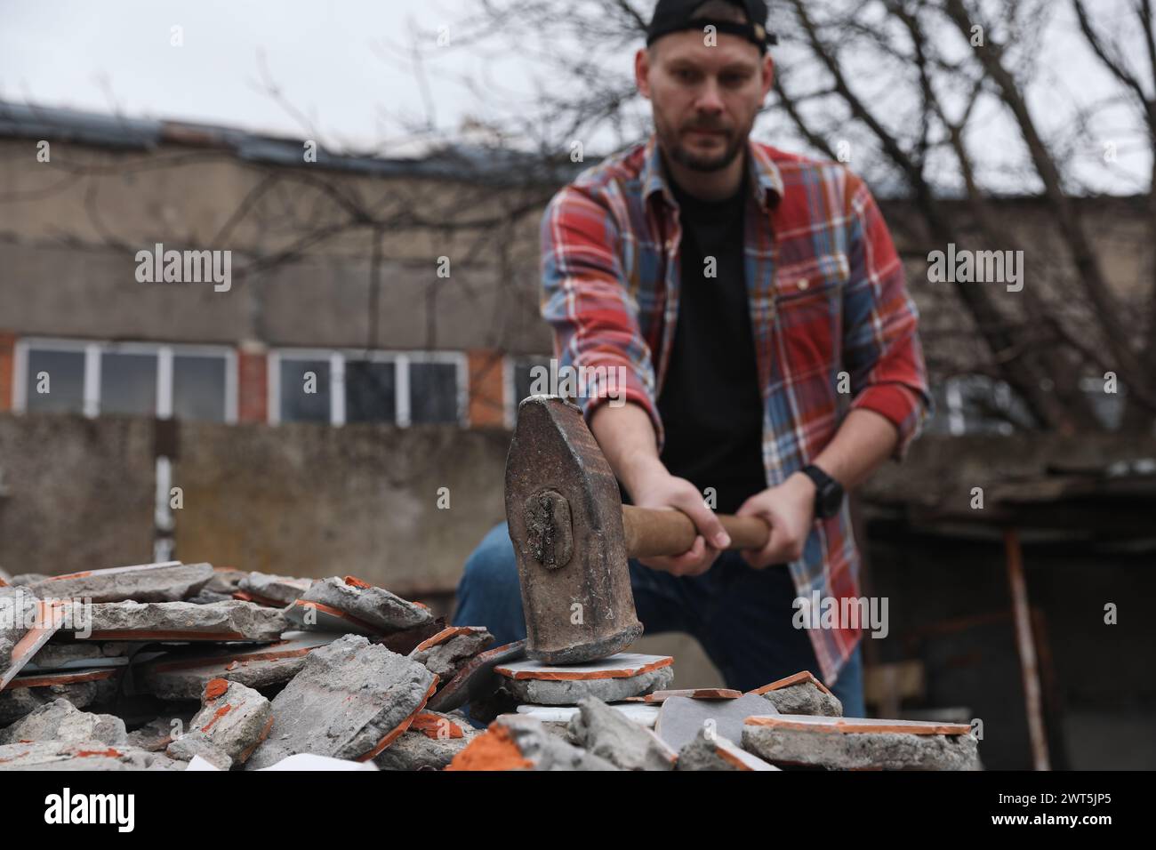 Breaking bricks hi-res stock photography and images - Alamy