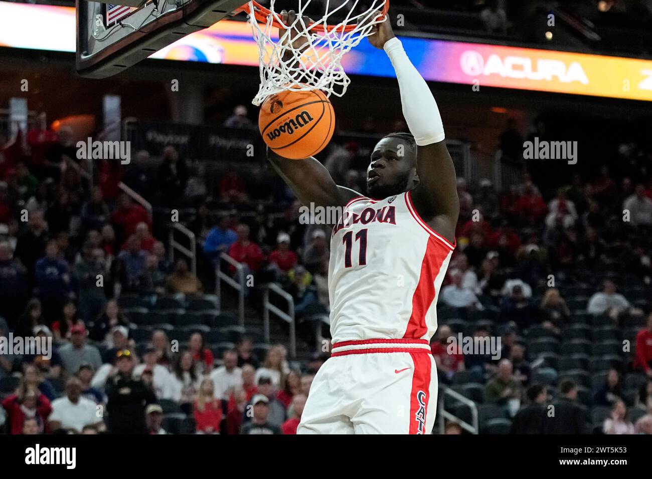 Arizona center Oumar Ballo (11) dunks against Oregon during the first ...