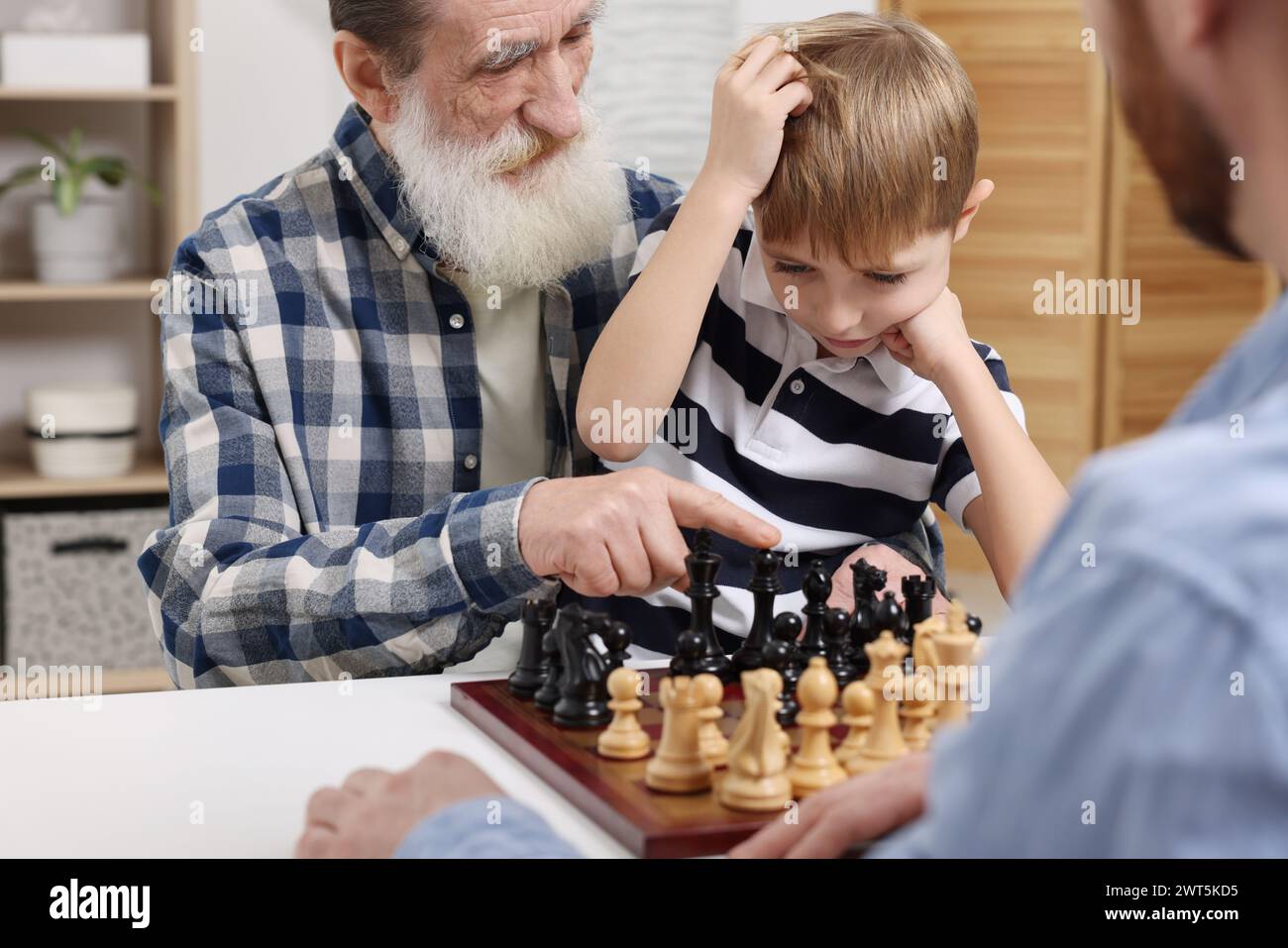 Family playing chess together hi-res stock photography and images - Alamy