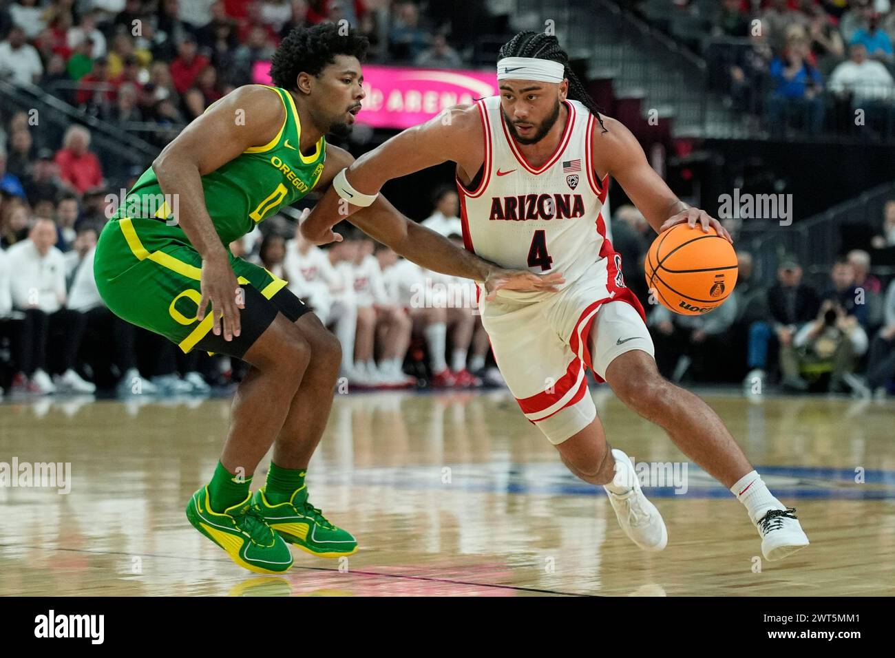 Arizona guard Kylan Boswell (4) drives against Oregon guard Kario ...