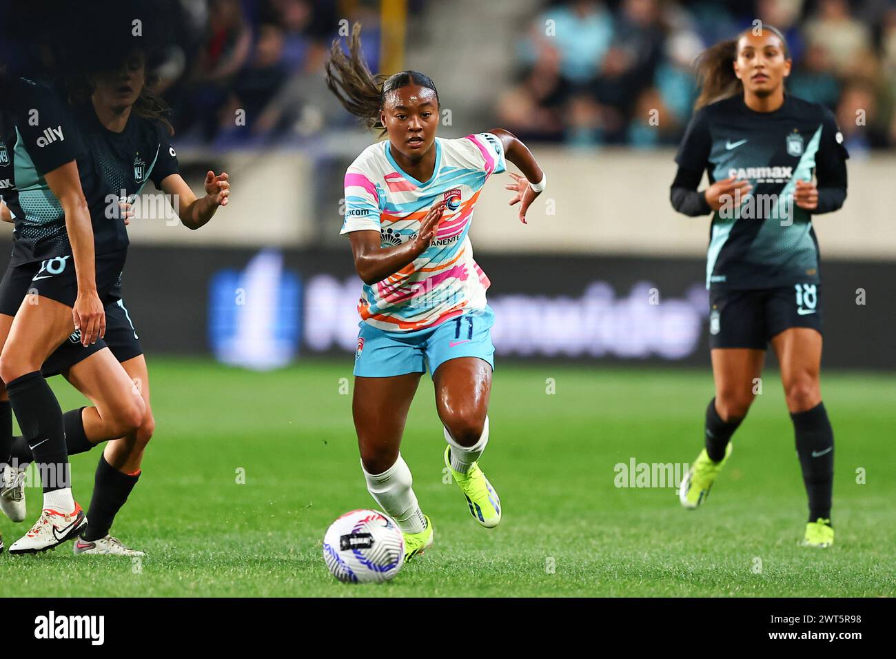 HARRISON, NJ - MARCH 15: Jaedyn Shaw #11 of San Diego Wave FC controls ...