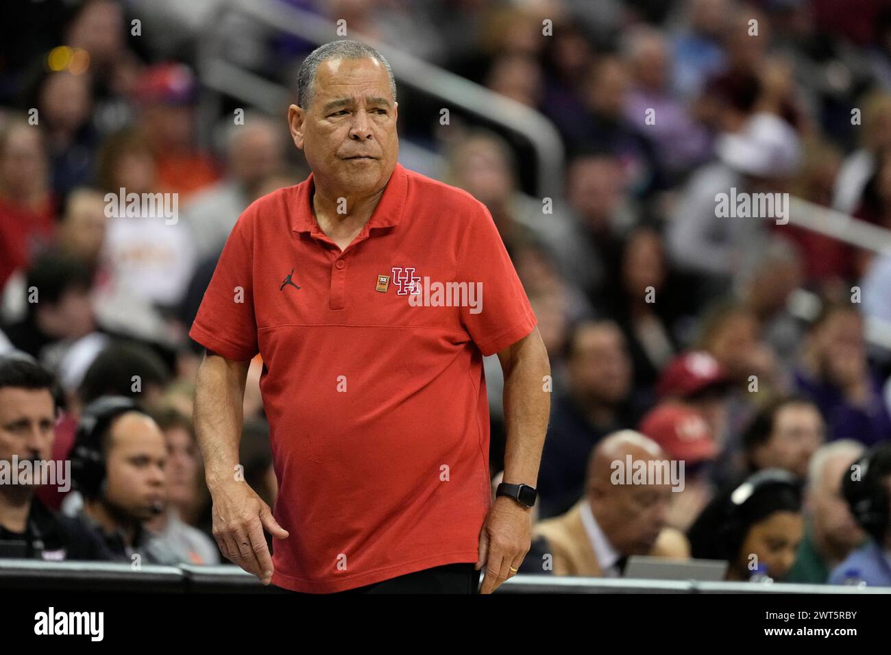 Houston head coach Kelvin Sampson watches during the second half of an ...