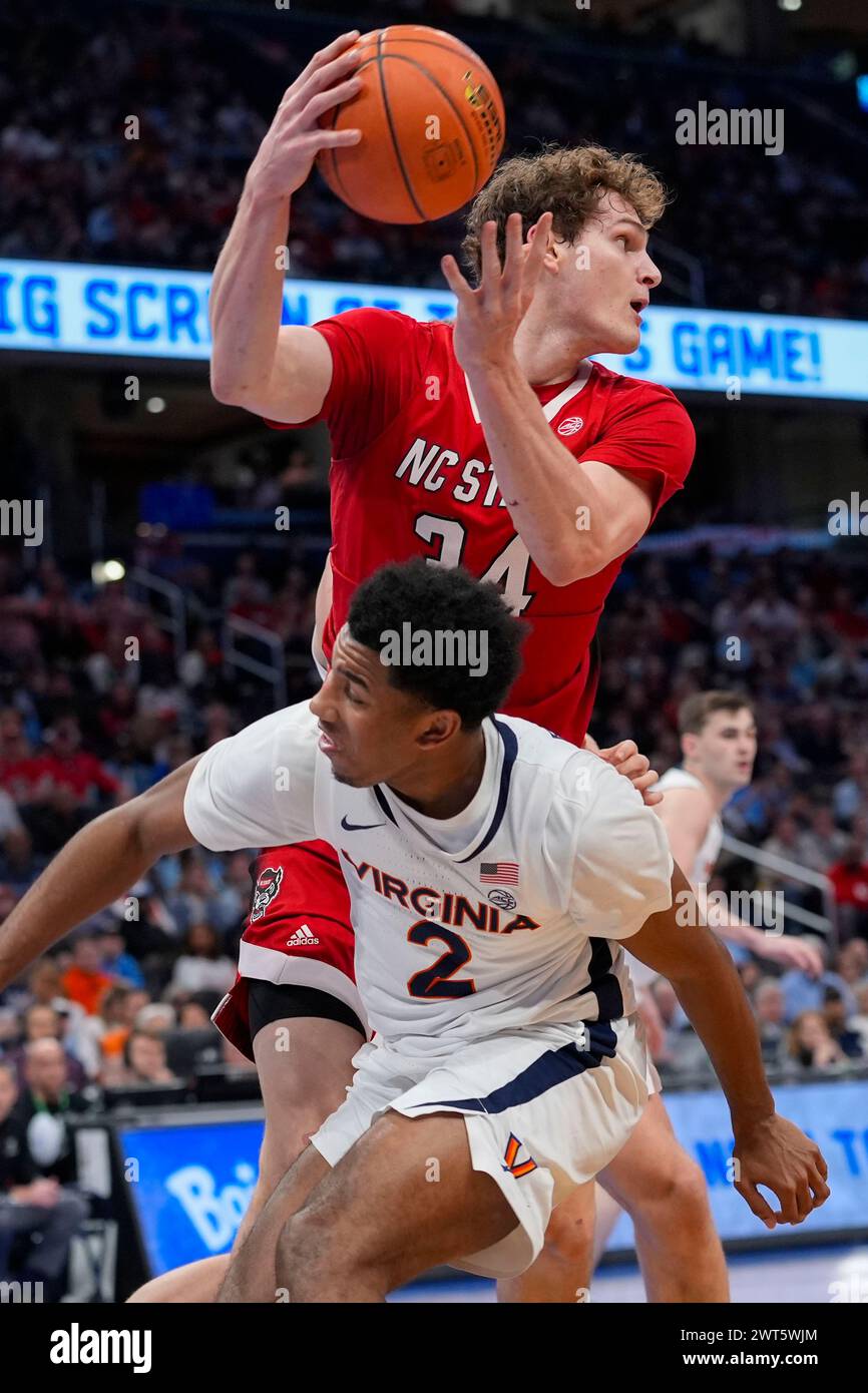 North Carolina State forward Ben Middlebrooks (34) looking top pass the ...