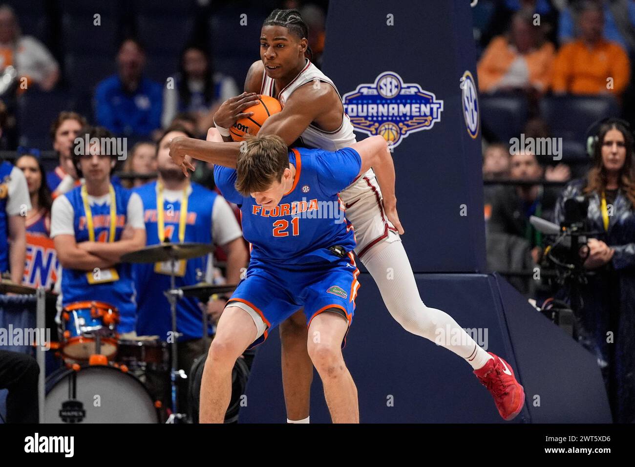 Alabama forward Nick Pringle (23) fouls Florida forward Alex Condon (21 ...