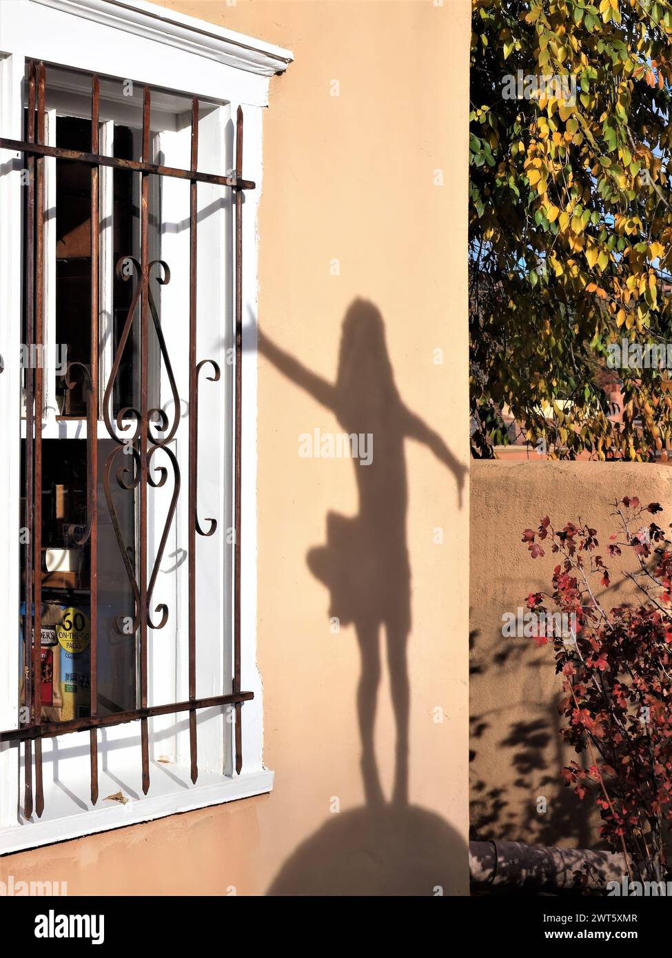 Dancing shadow outsie art gallery hi-res stock photography and images ...