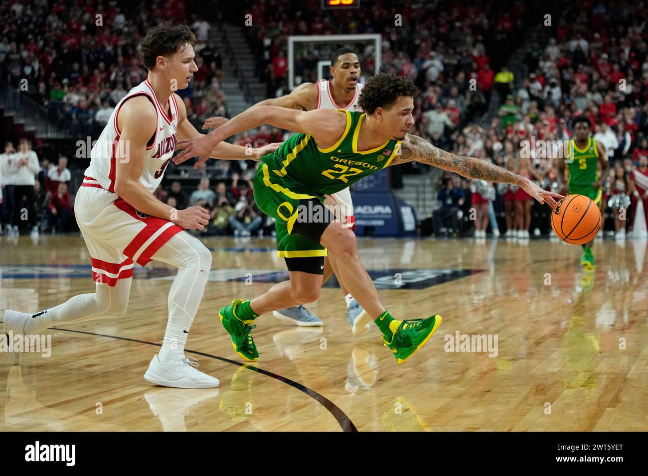 Oregon guard Jadrian Tracey (22) vies for the ball with Arizona guard ...