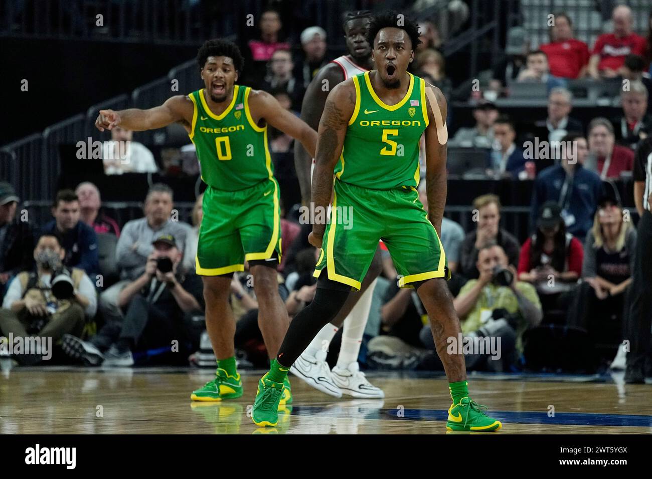 Oregon guard Jermaine Couisnard (5) celebrates after a play against ...