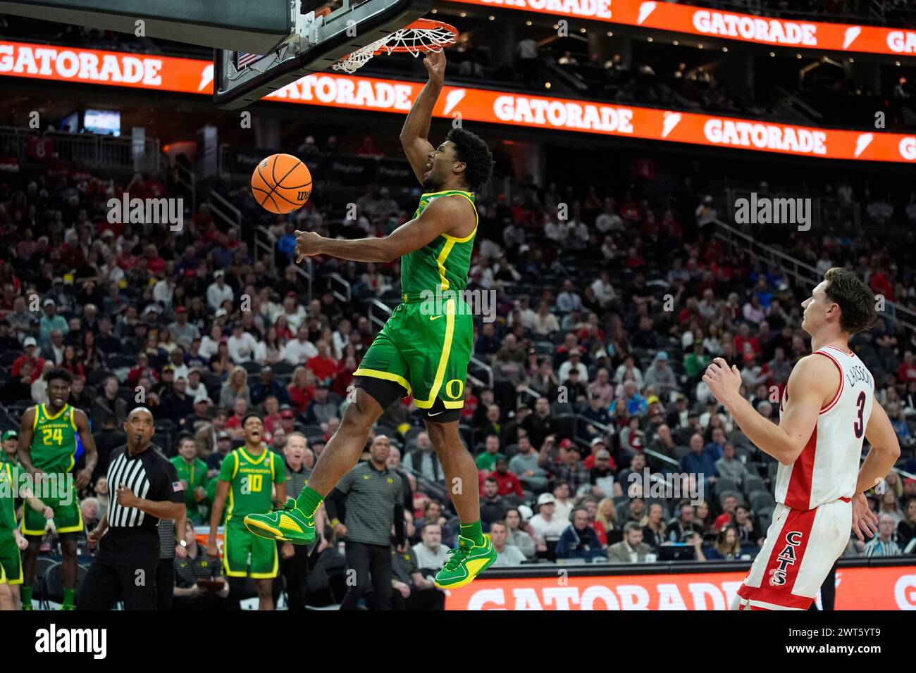 Oregon guard Kario Oquendo (0) dunks over Arizona guard Pelle Larsson ...