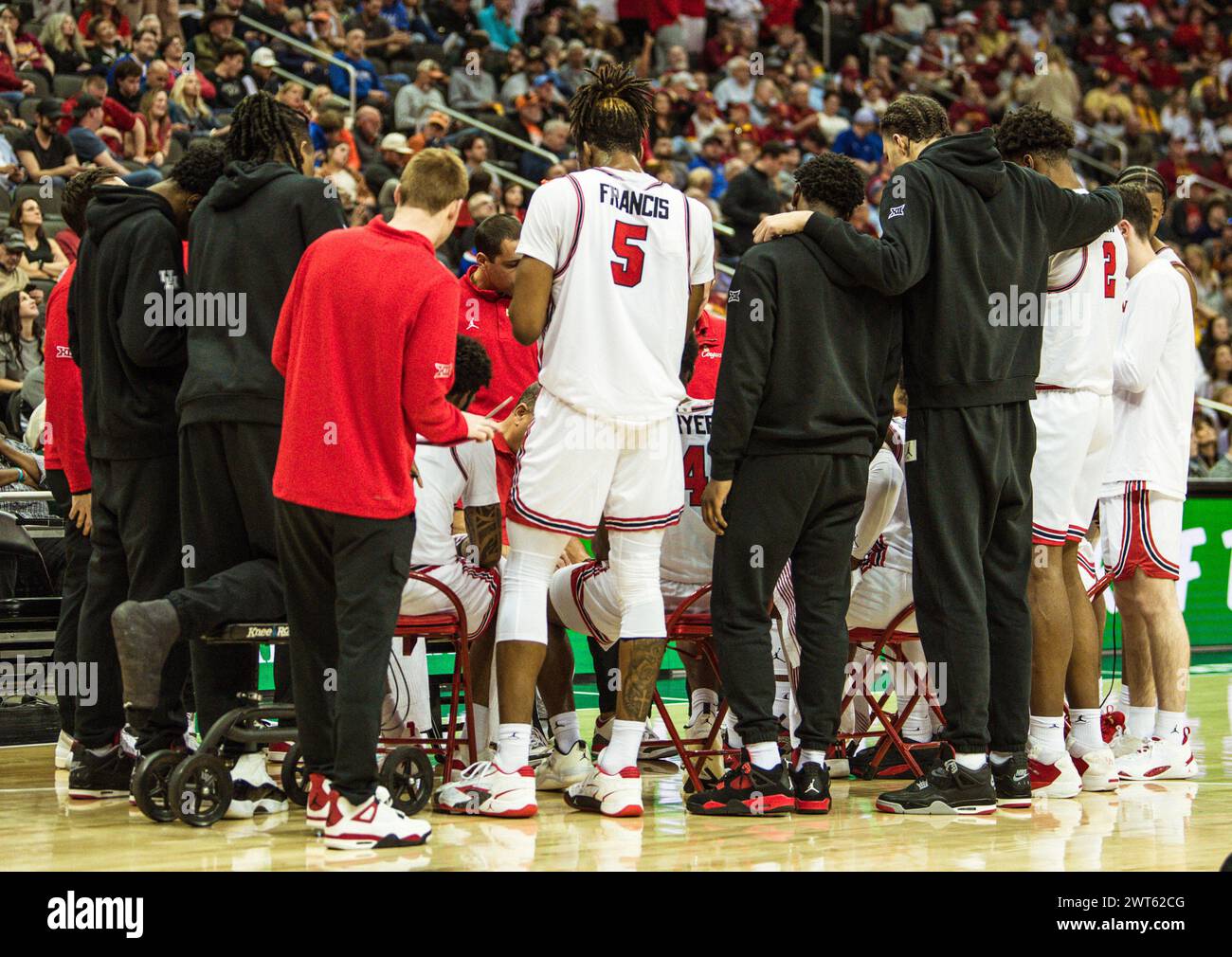 Kansas City, Missouri, USA. 15th Mar, 2024. Houston Cougars huddle ...