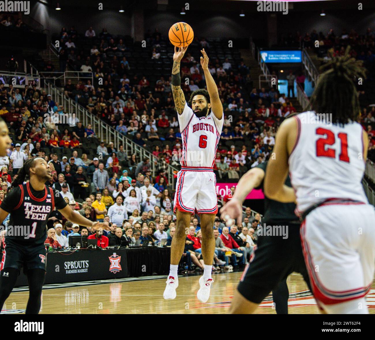 Kansas City, Missouri, USA. 15th Mar, 2024. Houston Cougars three ...
