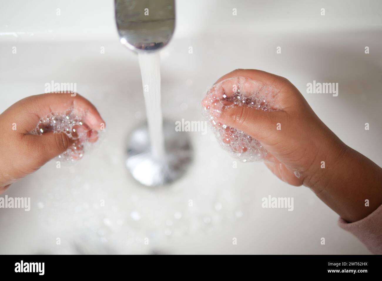 child washing hands with soap Stock Photo - Alamy