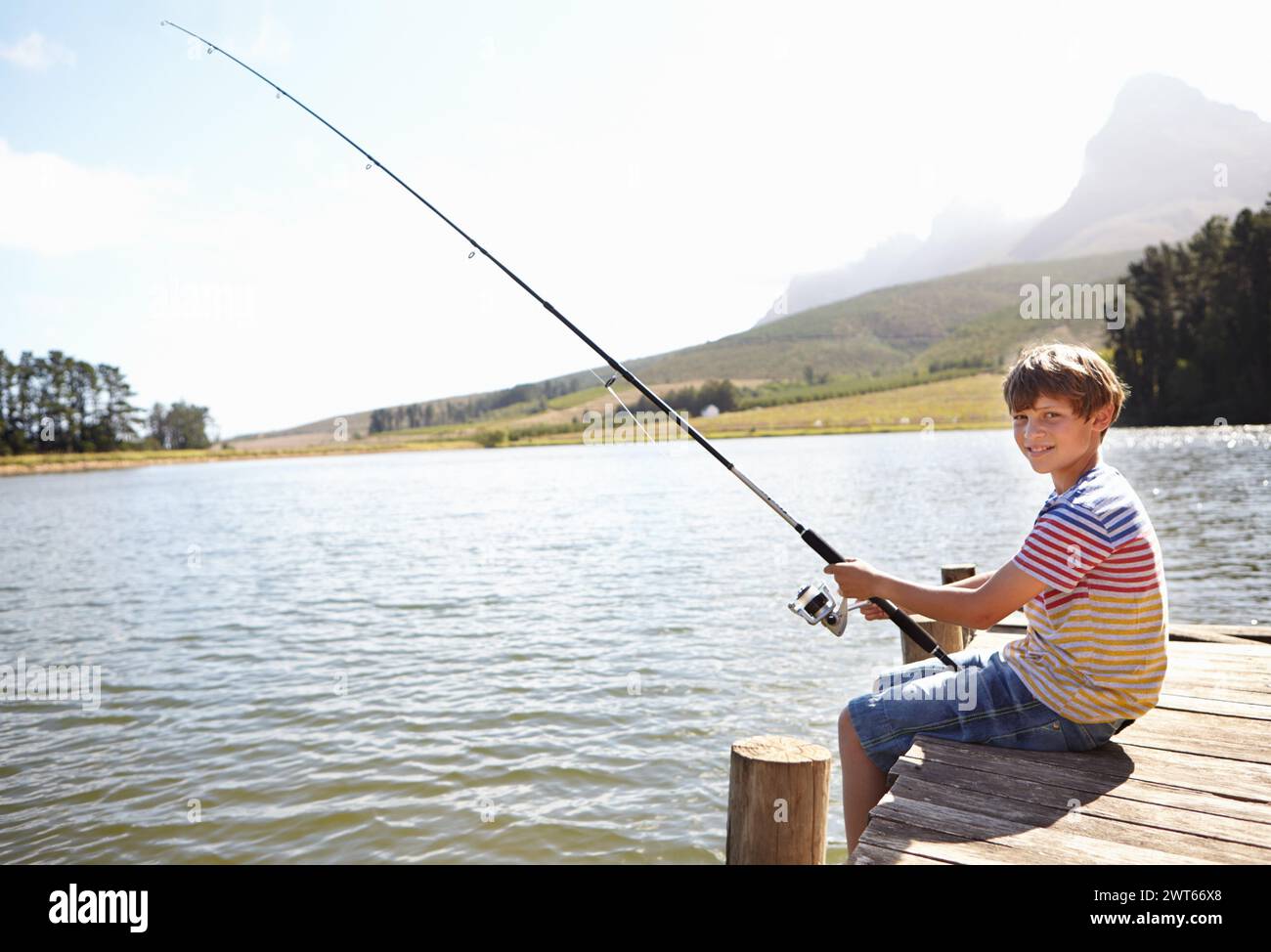 Kids sitting on dock hi-res stock photography and images - Alamy