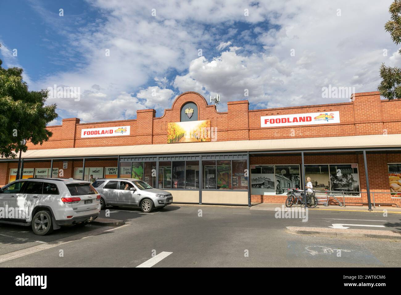 Foodland supermarket, Foodland is a chain of grocery supermarkets in ...