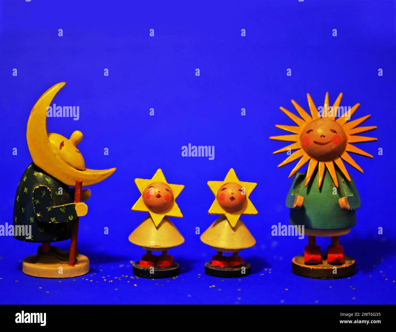 Handgefertigte Holzfiguren die Sonne, Mond und Sterne darstellen auf ...