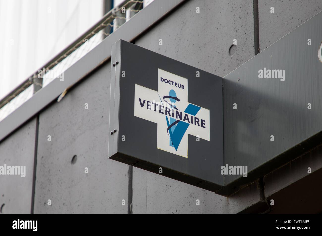 Bordeaux , France - 03 12 2024 : Veterinaire docteur french text brand ...
