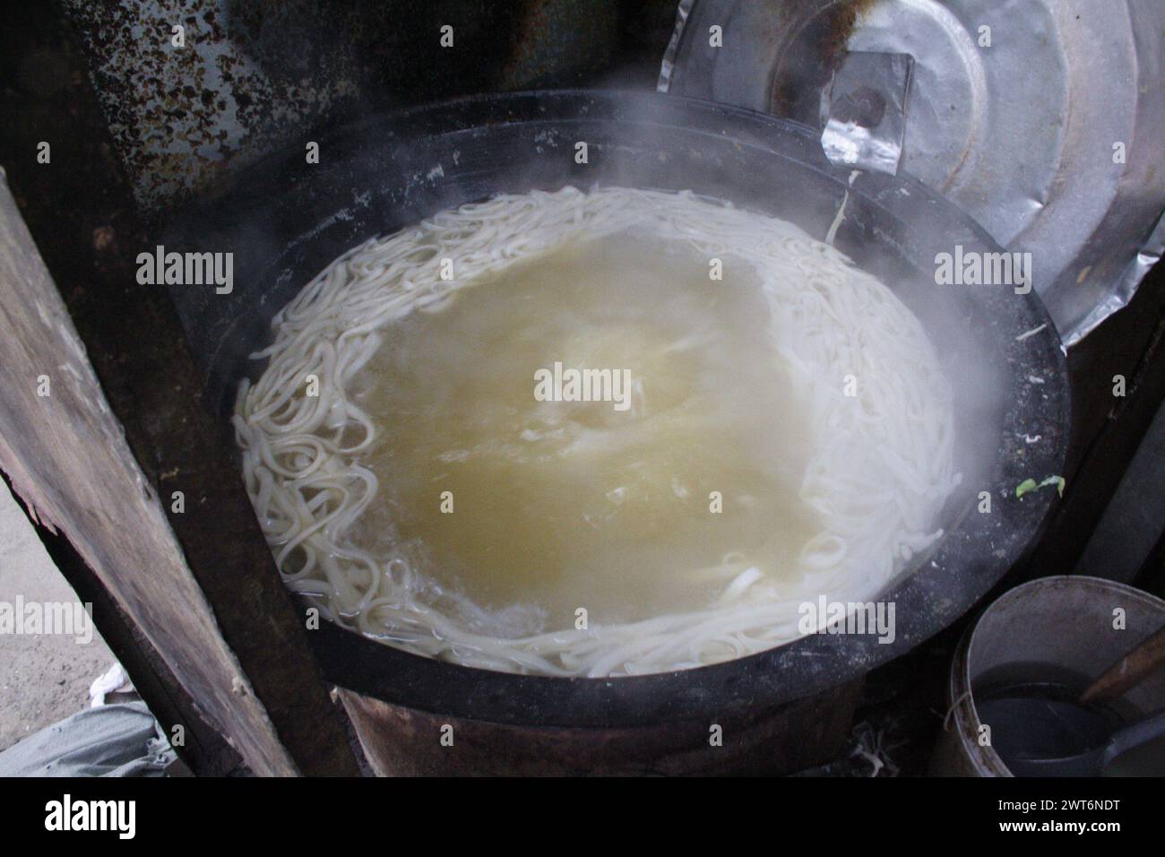 Chinese noodles boiling hi-res stock photography and images - Alamy