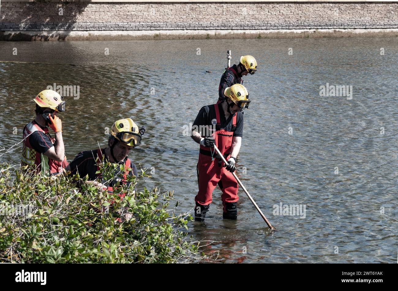 Searching for a missing man hi-res stock photography and images - Alamy