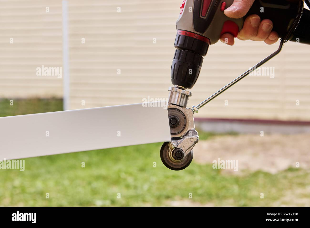 Rotating metal gearheads cut galvanized steel sheet, this is an ...