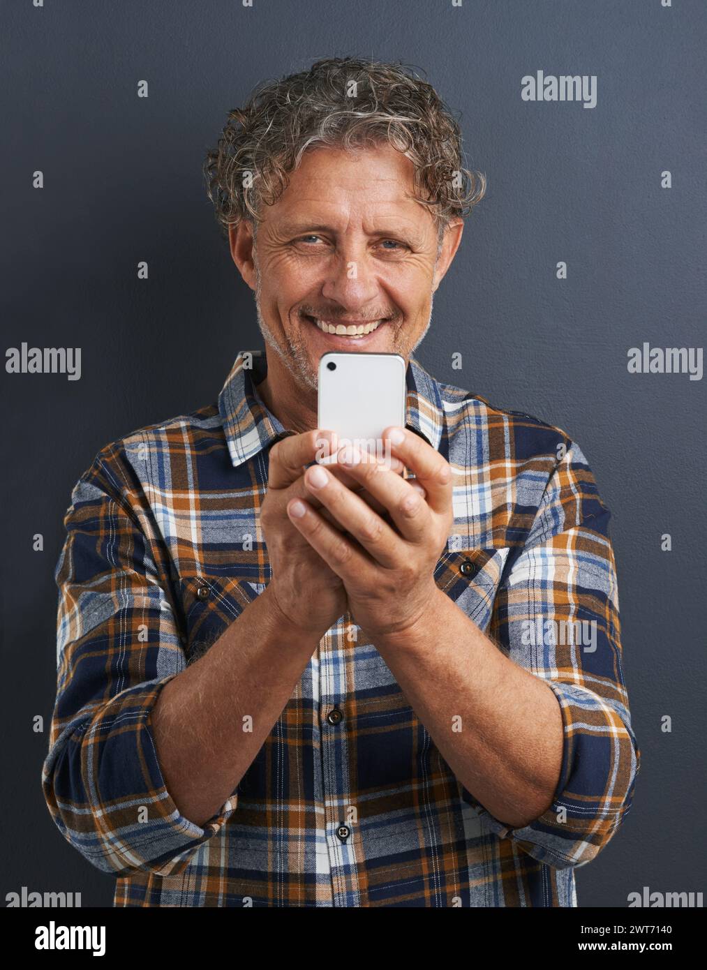 Man filming on his phone hi-res stock photography and images - Alamy