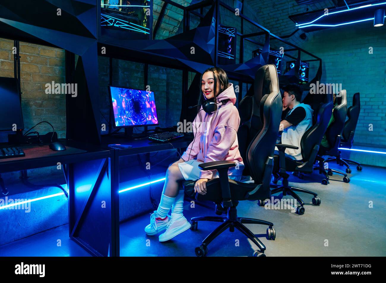 Multiethnic group of young friends playing videogames - Team of ...