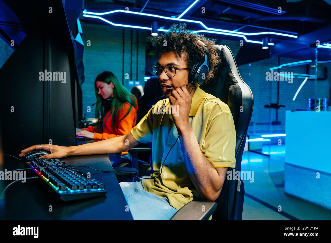 Multiethnic group of young friends playing videogames - Team of ...