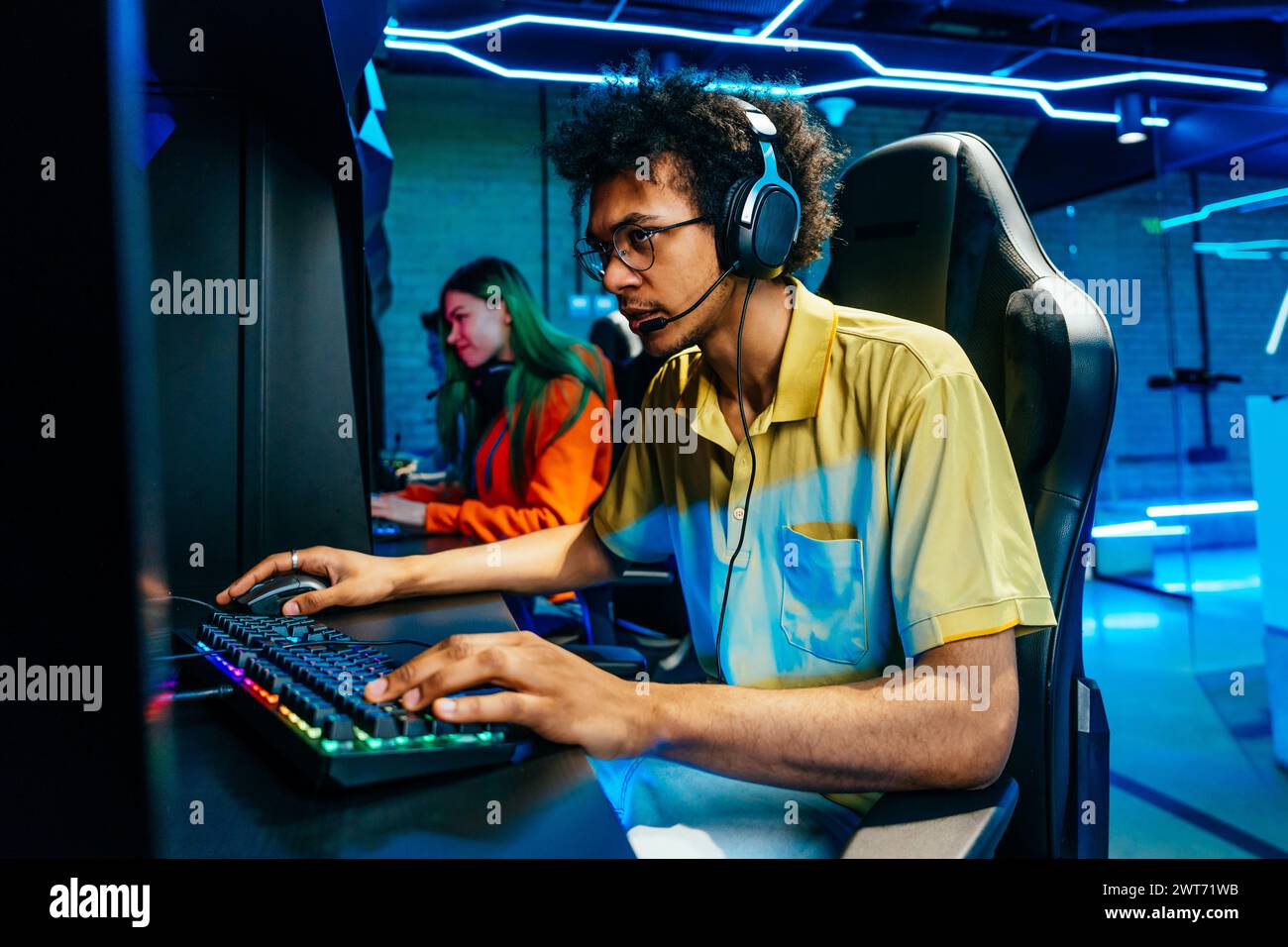 Multiethnic group of young friends playing videogames - Team of ...