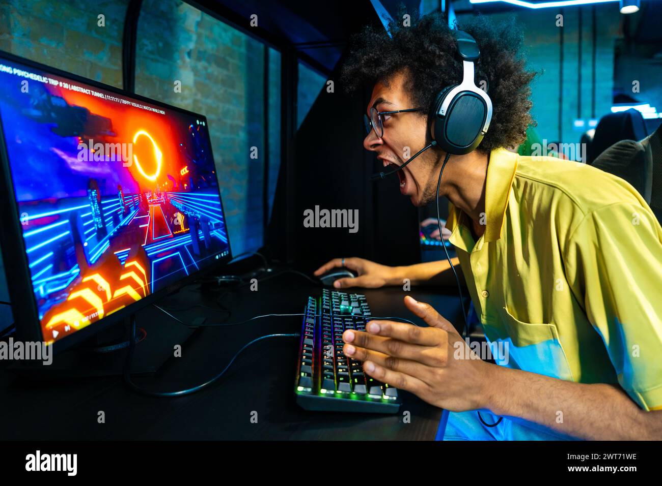 Multiethnic group of young friends playing videogames - Team of ...