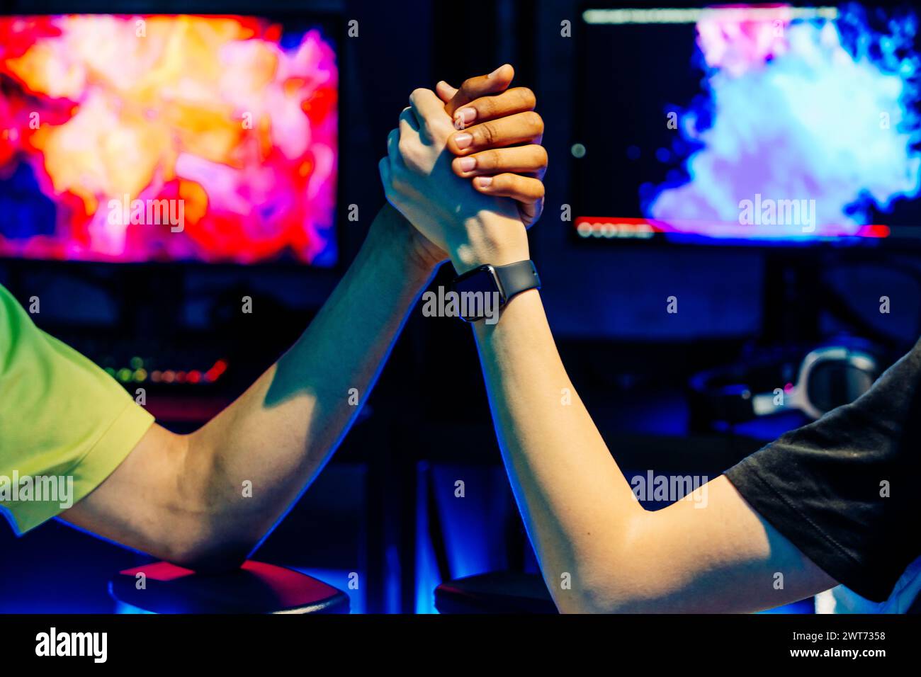 Arm wrestlingm teamwork hi-res stock photography and images - Alamy