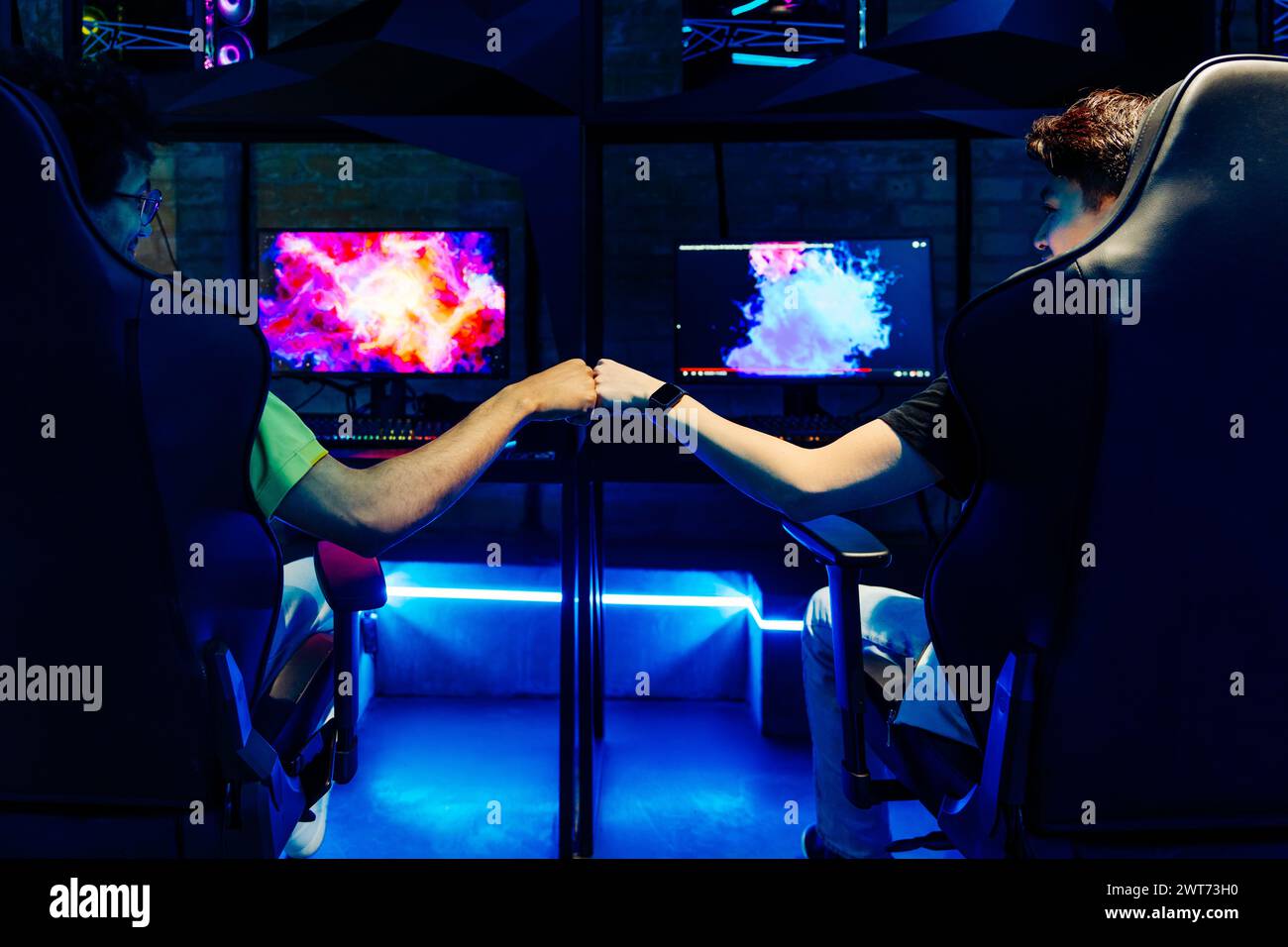 Multiethnic group of young friends playing videogames - Team of ...