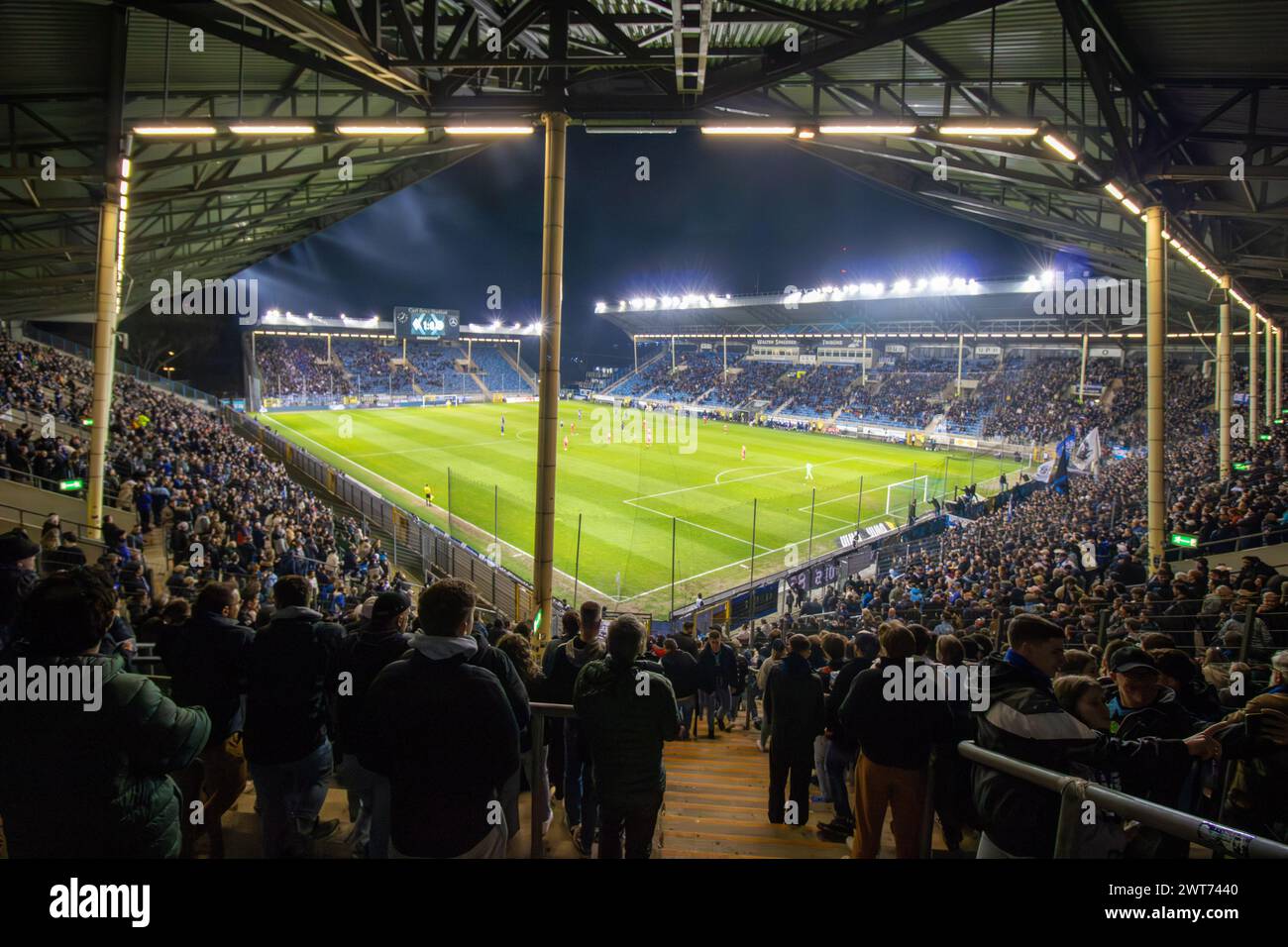 Stadion zuschauer fussball hi-res stock photography and images - Alamy