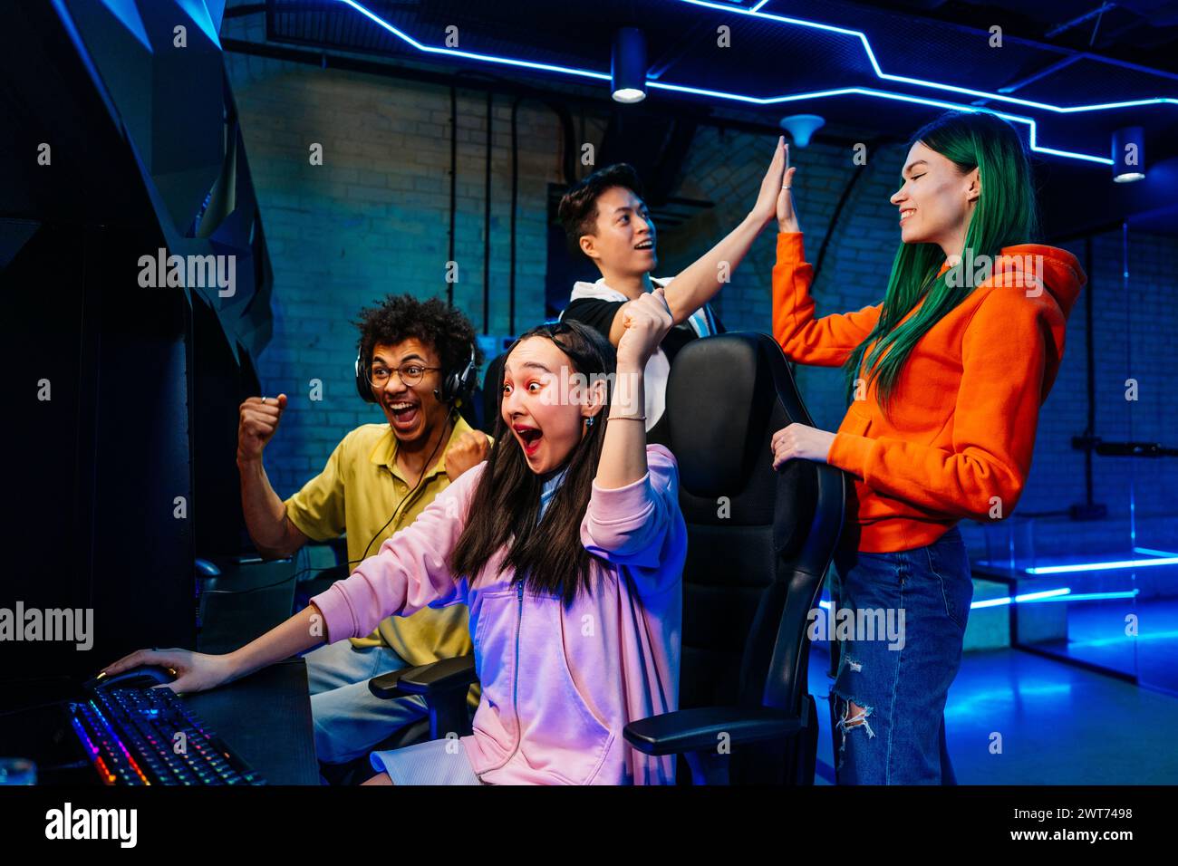 Cyber games high five hi-res stock photography and images - Alamy