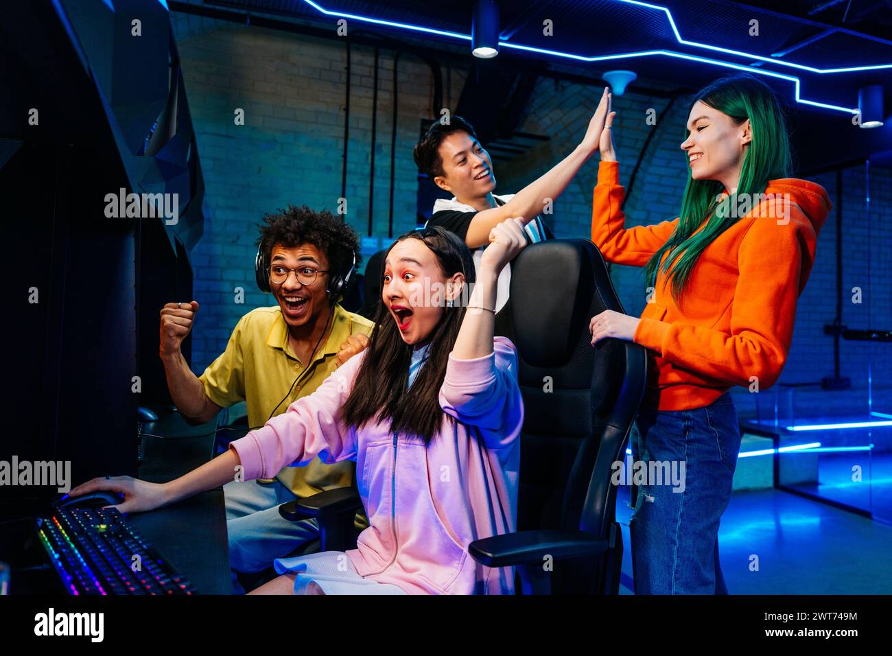 Cyber games high five hi-res stock photography and images - Alamy