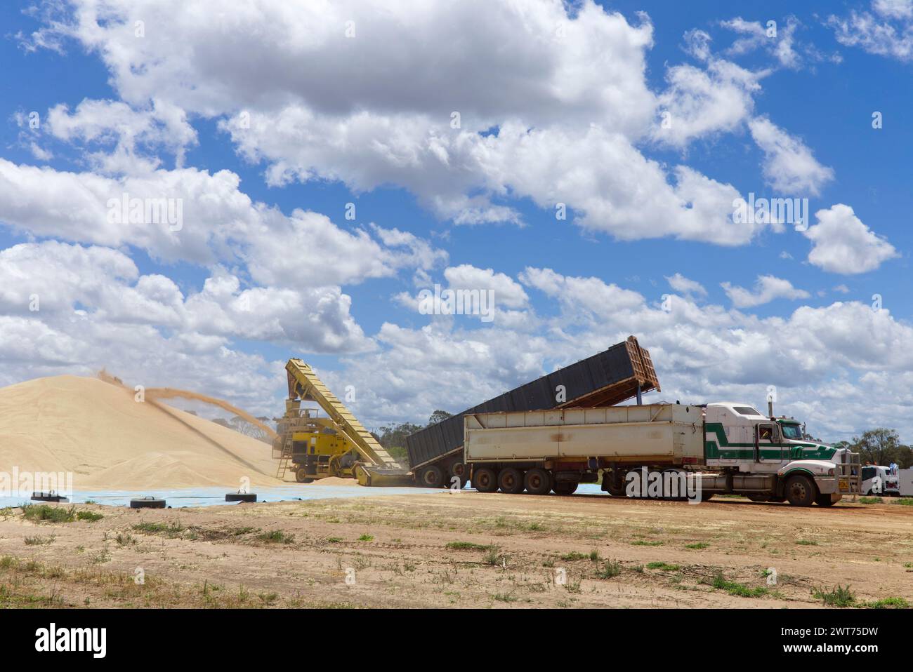 Ground bunker storage of wheat at GrainCorp depot Wallumbilla ...