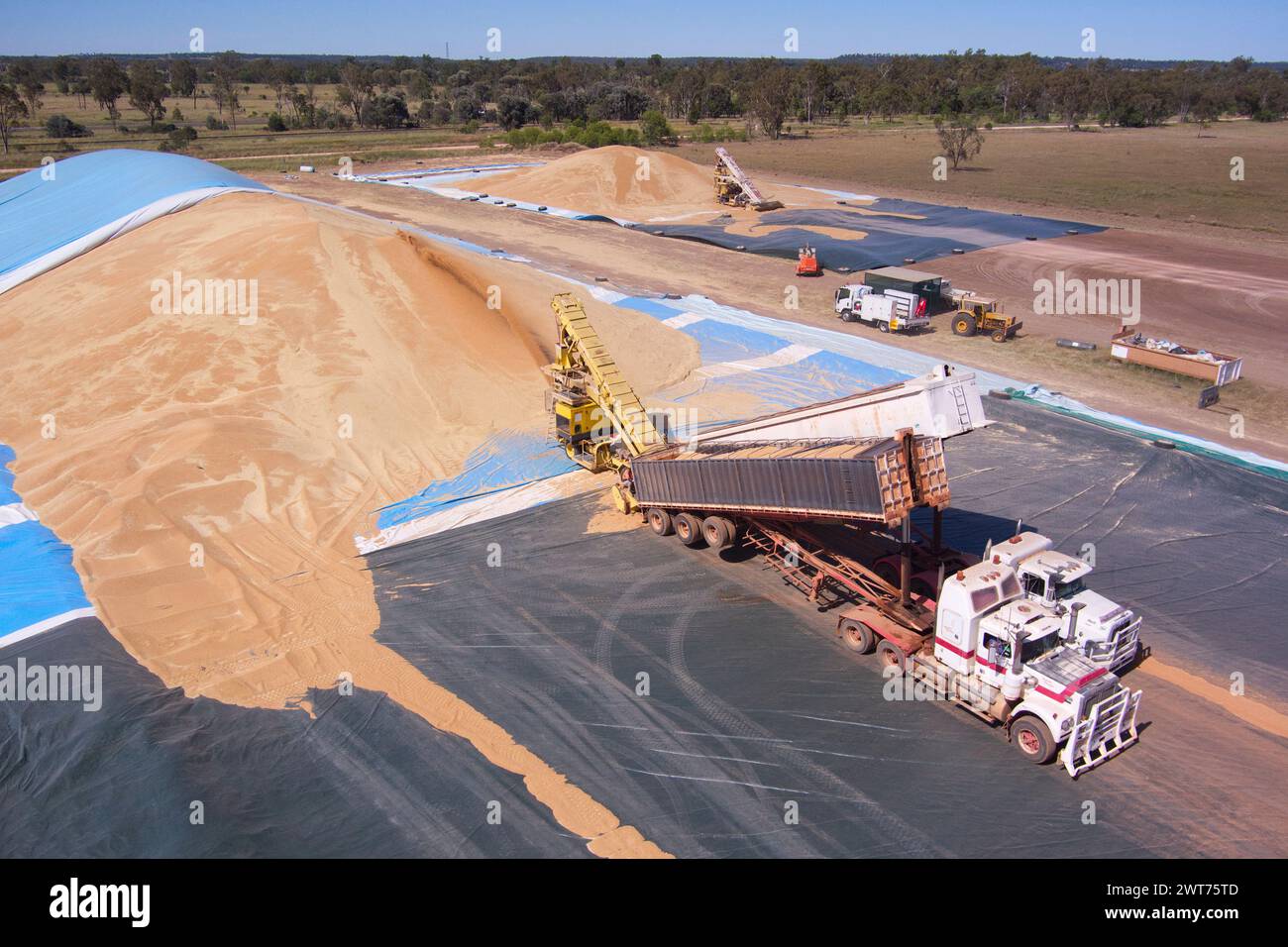 Grain bunkers hi-res stock photography and images - Alamy