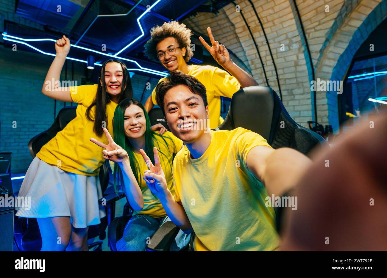 Multiethnic group of young friends playing videogames - Team of ...