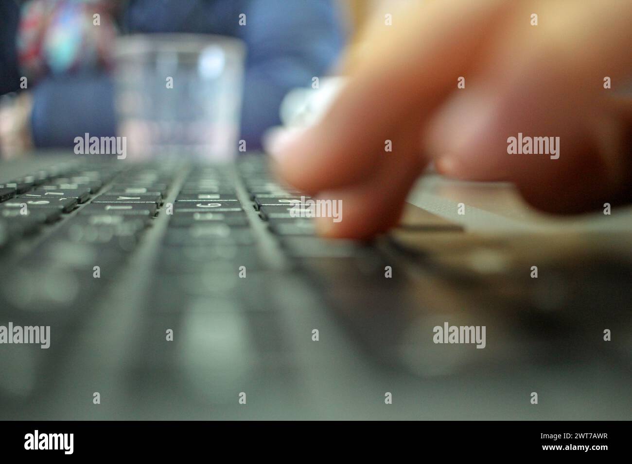 Hand keys table hi-res stock photography and images - Alamy