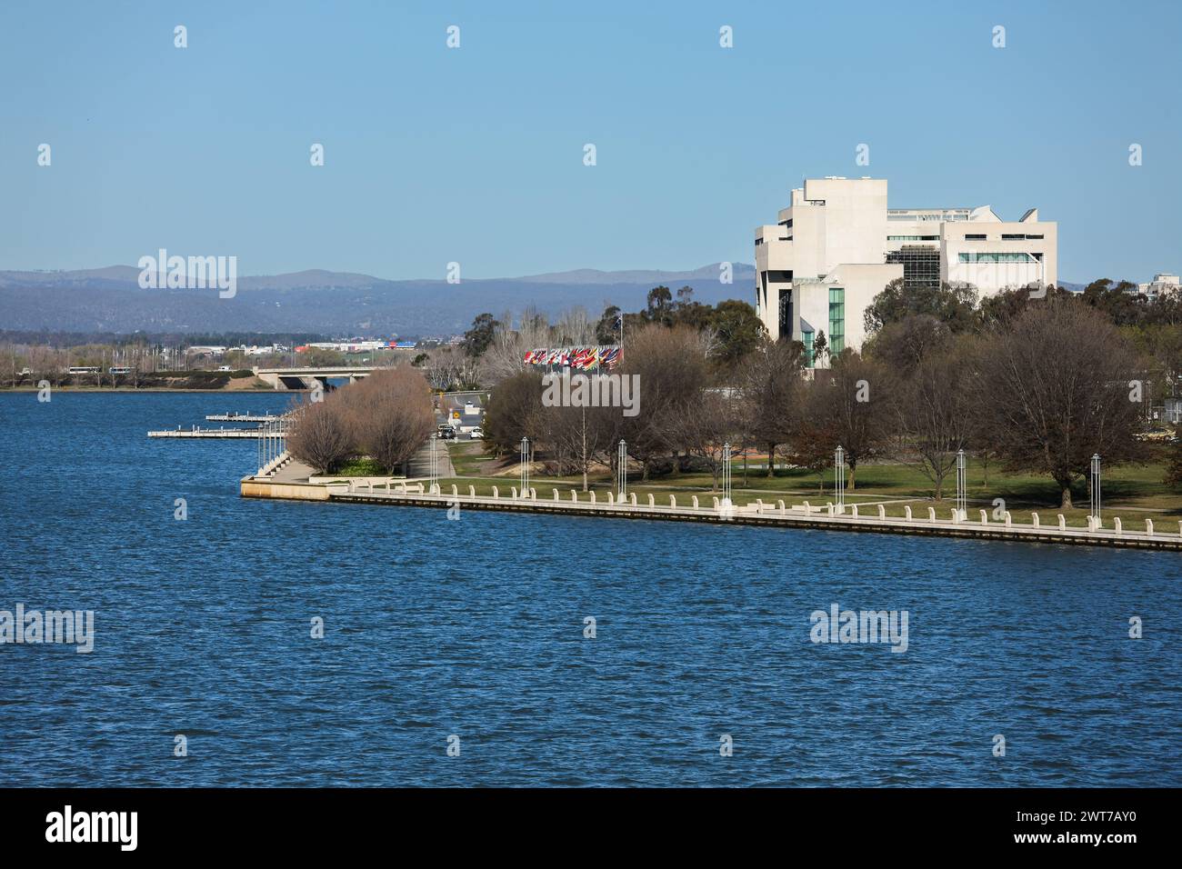 Lake Burley Griffin and High Court of Australia building, Canberra ...