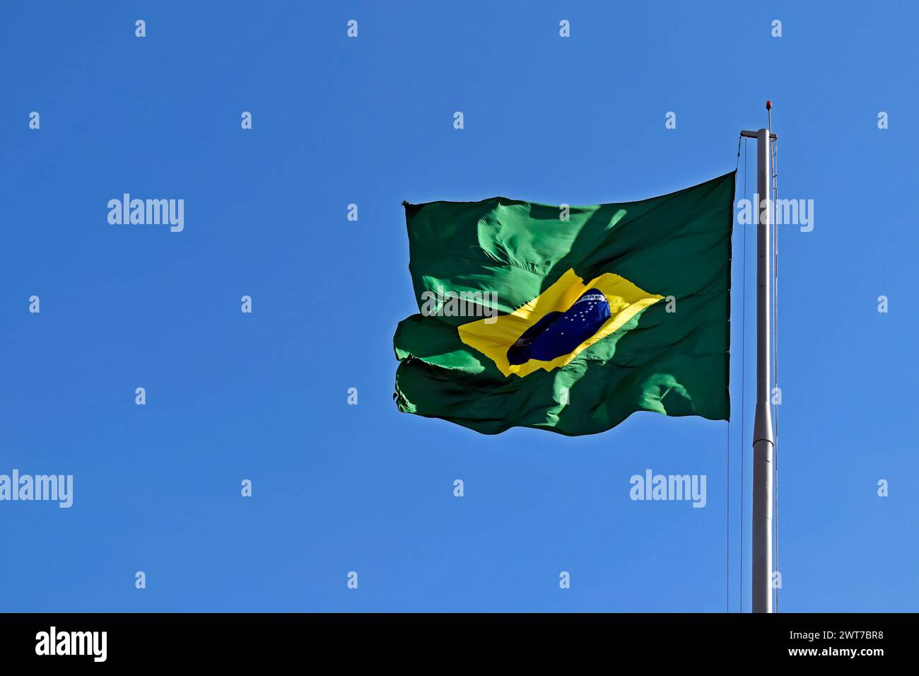 Blue sky with flag hi-res stock photography and images - Alamy
