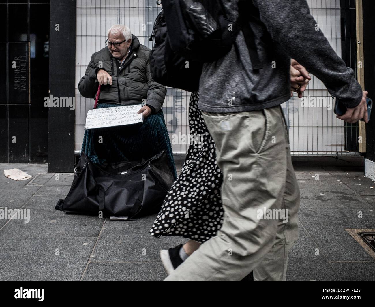 Homeless old man on streets hi-res stock photography and images - Alamy