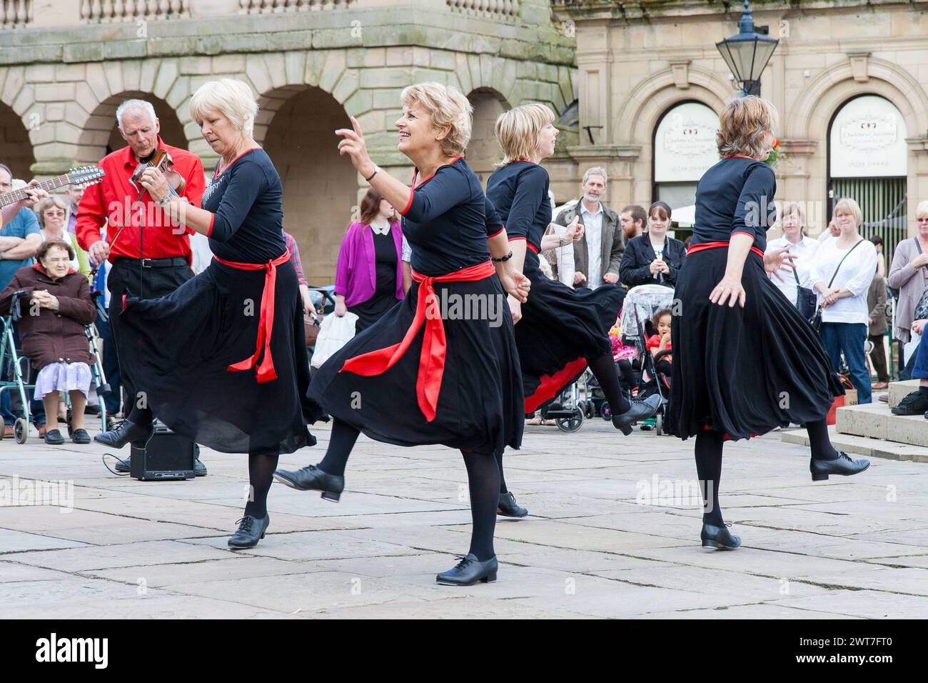 Fiddle 'n' Feet dancing at the Buxton day of dance Stock Photo - Alamy