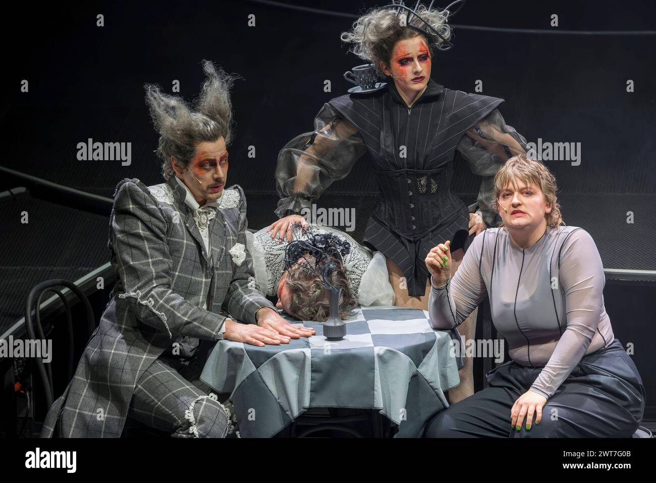 Alice, eine Pop Opera nach Lewis Carroll am Staatstheater Cottbus DEU ...