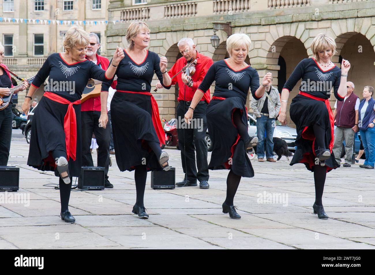 Fiddle 'n' Feet dancing at the Buxton day of dance Stock Photo - Alamy