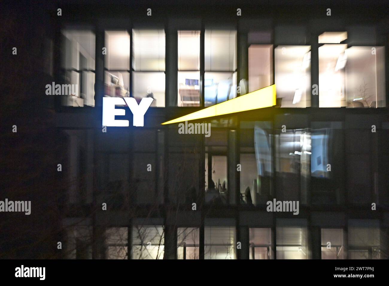 Buerogebaeude Ernst &Young am Abend,in den Bueros brennt Licht. EY GmbH ...
