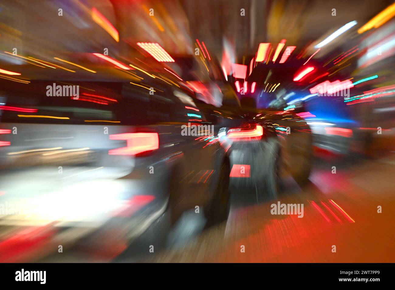 Themenbild,SymbolfotoAbendlicher Verkehr auf Muenchens Strasse ...