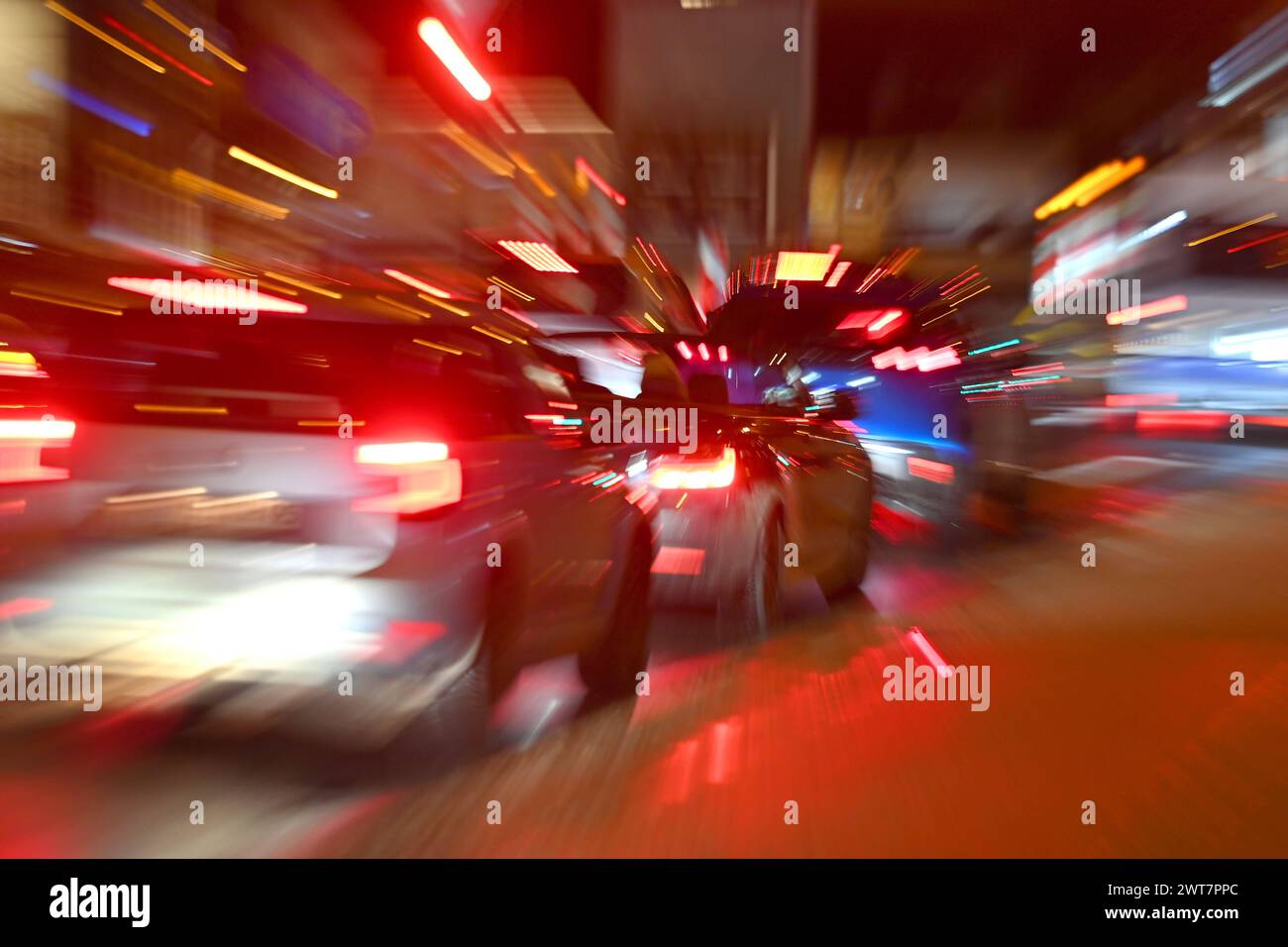 Themenbild,SymbolfotoAbendlicher Verkehr auf Muenchens Strasse ...