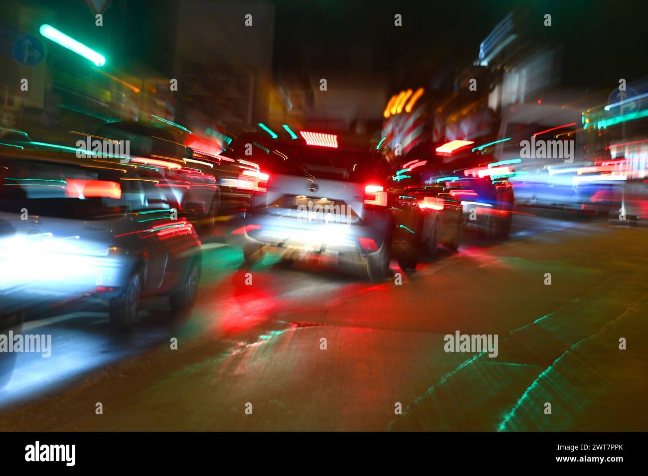 Themenbild,SymbolfotoAbendlicher Verkehr auf Muenchens Strasse ...