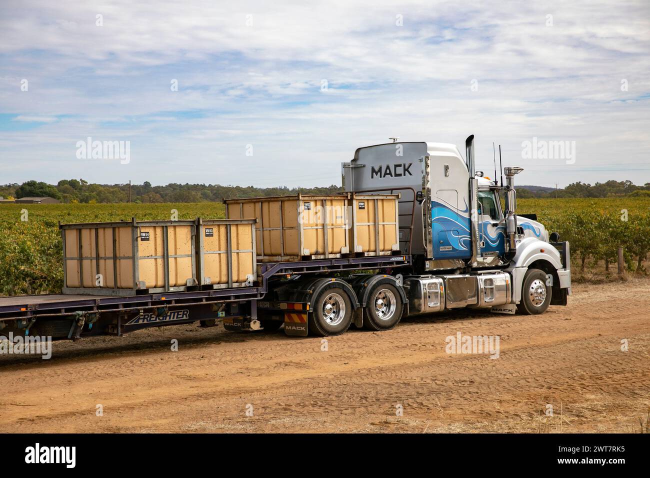 Harvest vehicle hi-res stock photography and images - Alamy